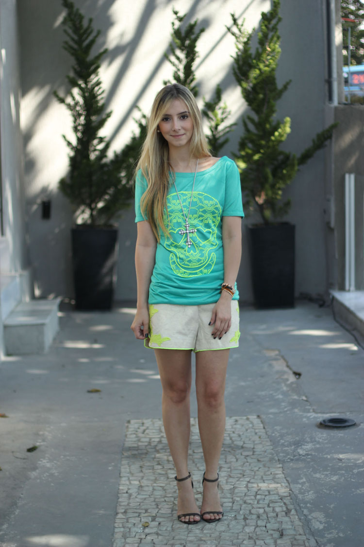 kadosh-by-anne-fernandes-look-short-nude-e-neon-verde-lima-t-shirt ...