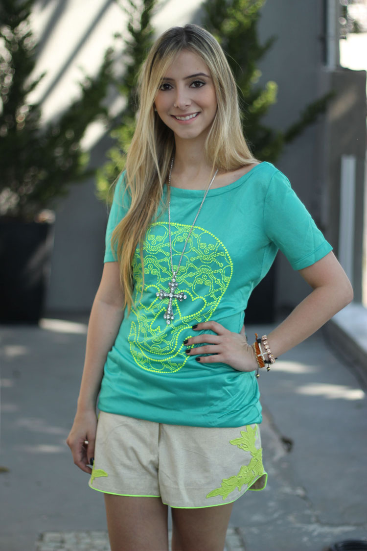 kadosh-by-anne-fernandes-look-short-nude-e-neon-verde-lima-t-shirt ...