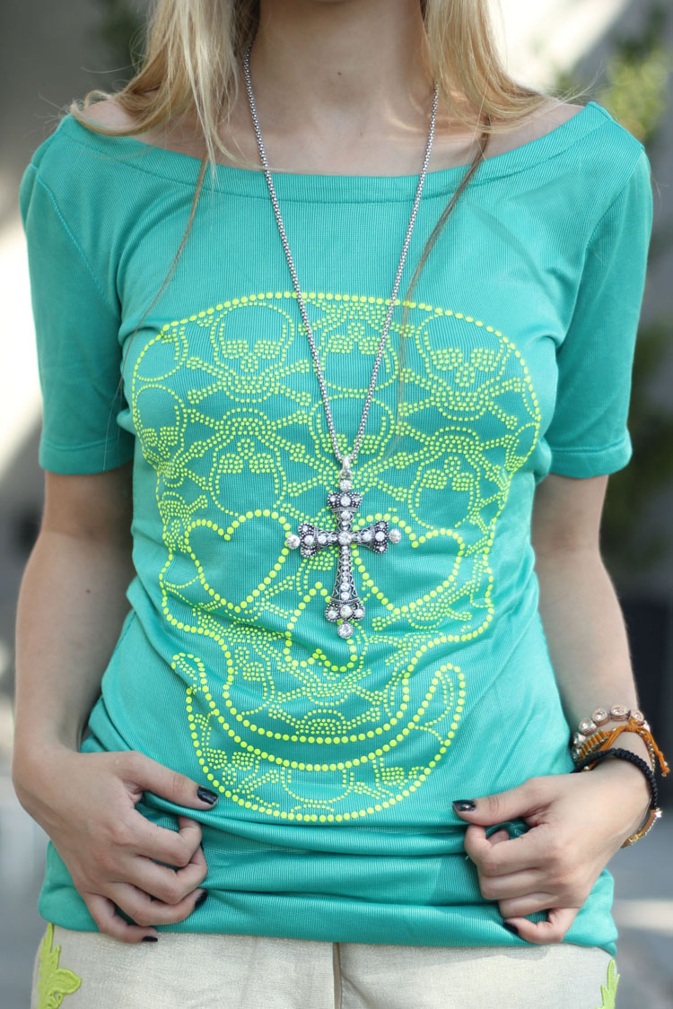 kadosh-by-anne-fernandes-look-short-nude-e-neon-verde-lima-t-shirt ...